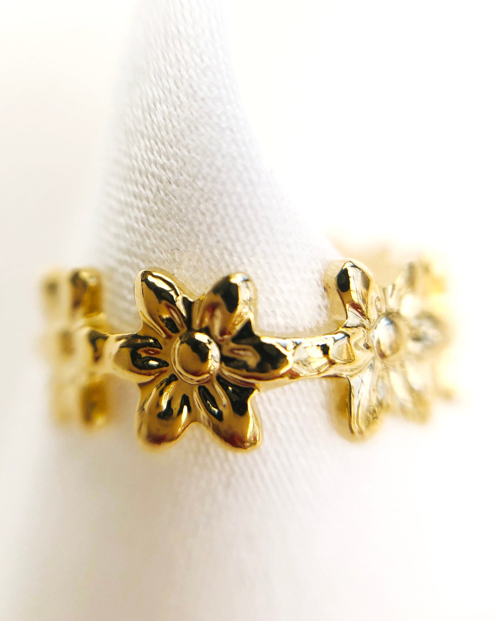 Gold ear cuff - daisy gold ear cuff - new trend
